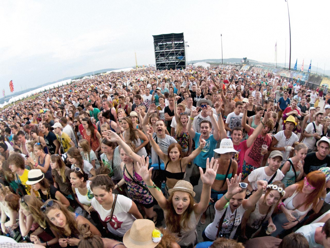 crowd_bg - Vergic Engage